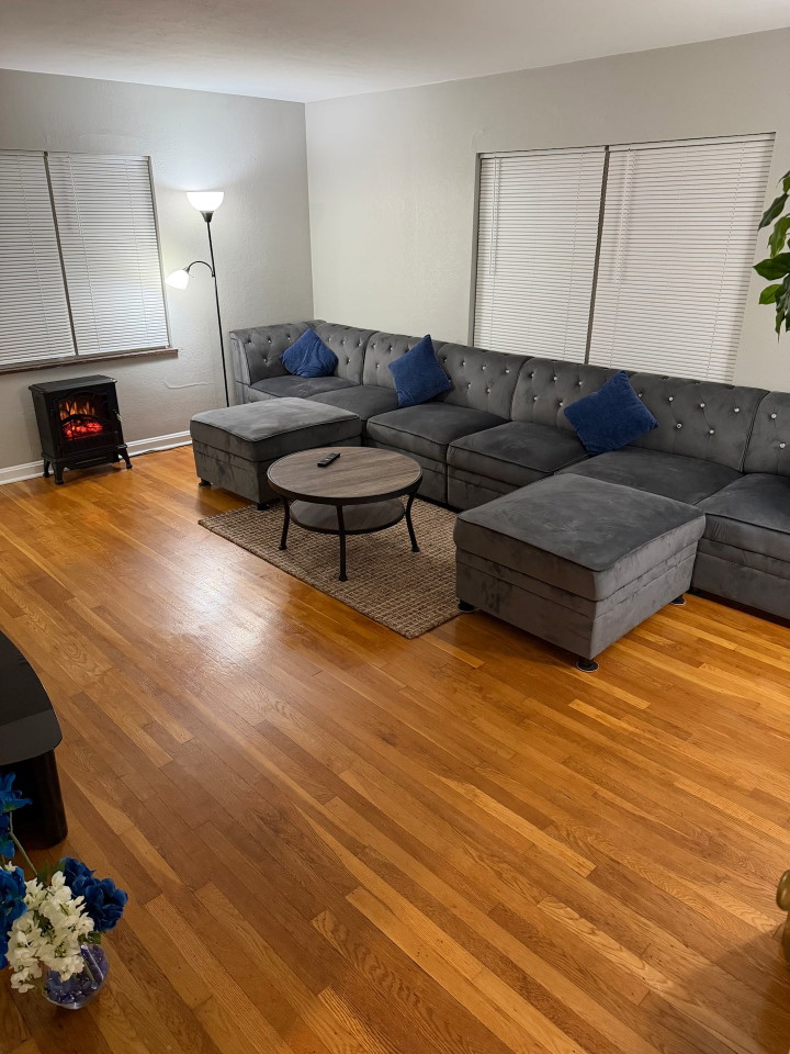 Good Neighbors, King Size Bed, Nice Big Sectional - Youngstown, OH