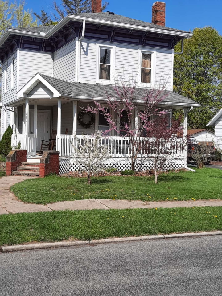 Lorentus' Century Home - Geneva, OH