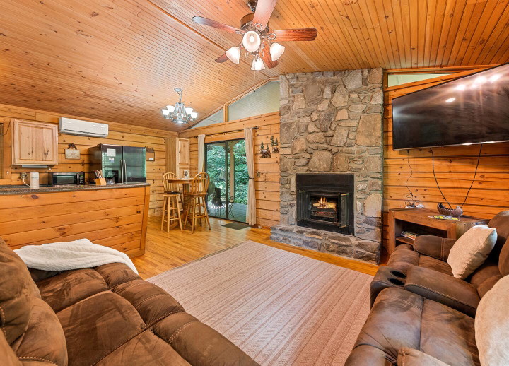 Cozy Stream True Log Cabin W/ Hot Tub Near Smnp - Maggie Valley, NC