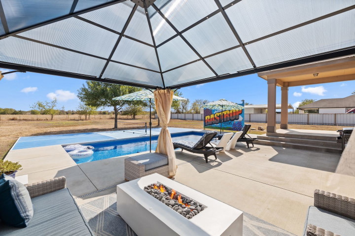 Fall Festival Getaway Sleeps 12 Pickleball Arcade - Bastrop, TX