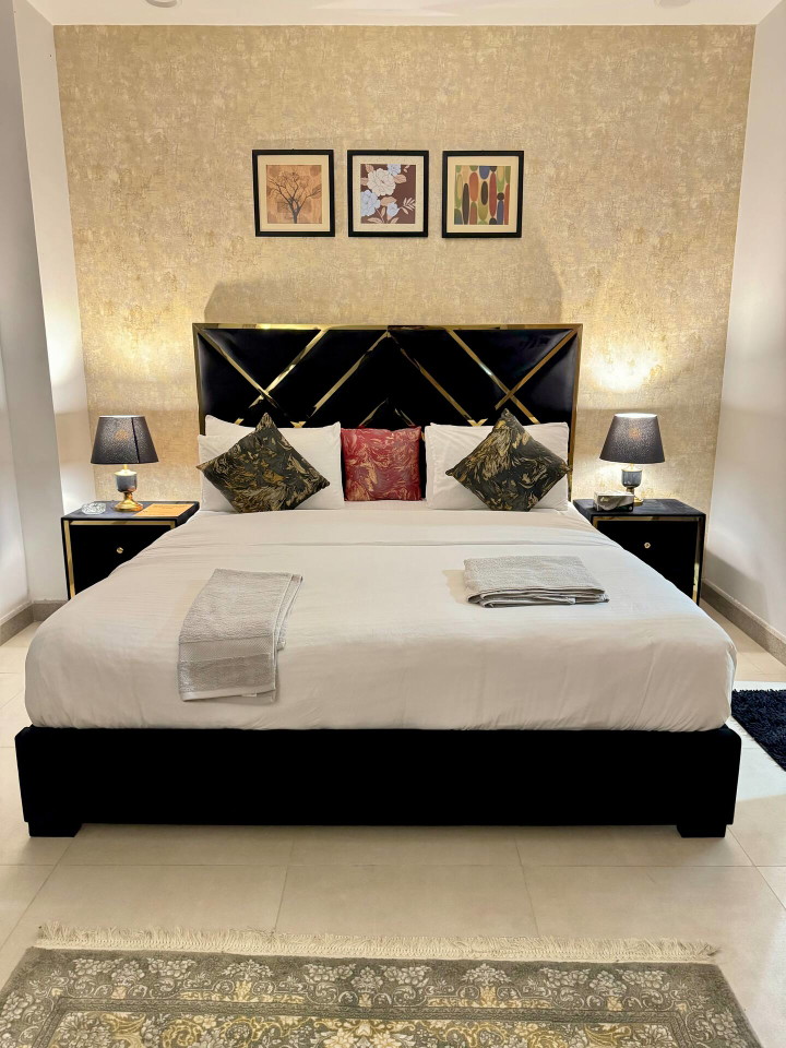 |Cozy Studio Suite| 55inchtv |Dha P5|penta Square| - Lahore