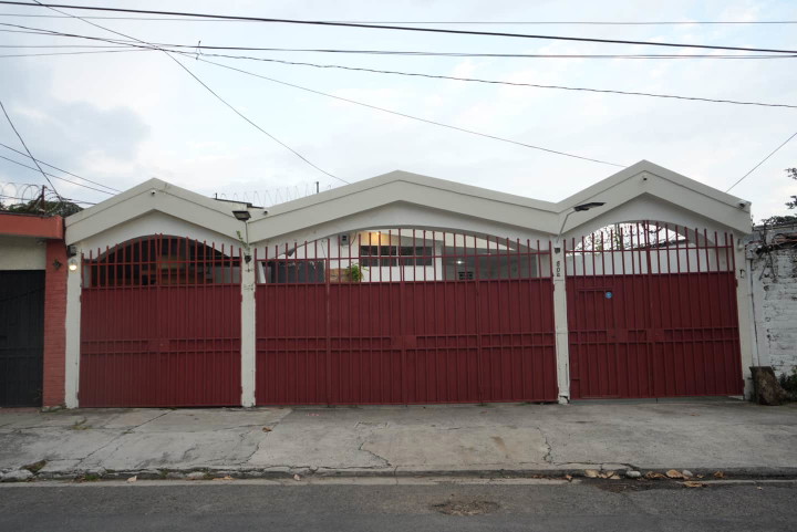 Casa Amplia Con 9 Habitaciones - San Salvador
