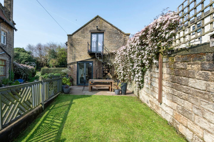 Coach House Baildon - Leeds Bradford Airport (LBA)