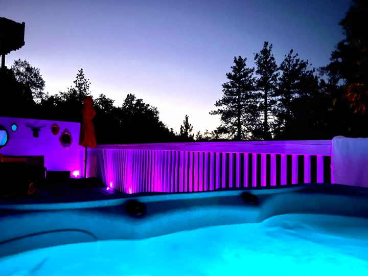 Hot Tub ~Tesla Lvl2 Charger ~ Modern 2br 2bth ~ Ac - Crestline, CA