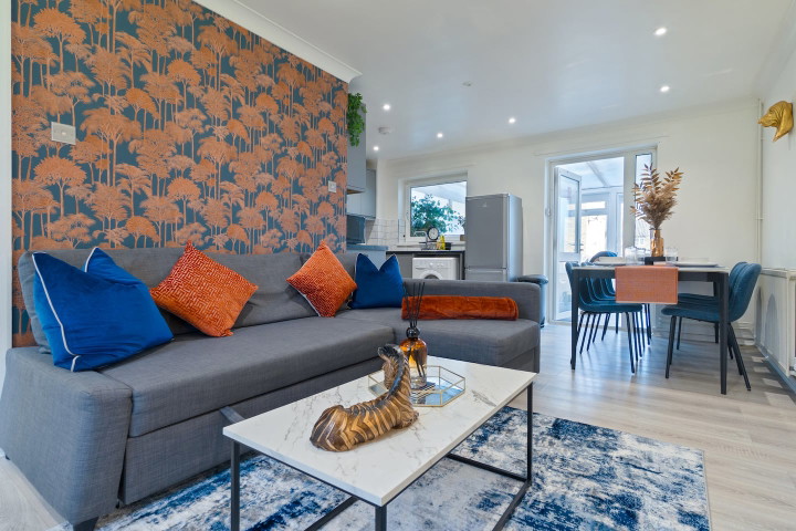 Modern 2-bed House W/ Parking - Work & Comfort - Canterbury
