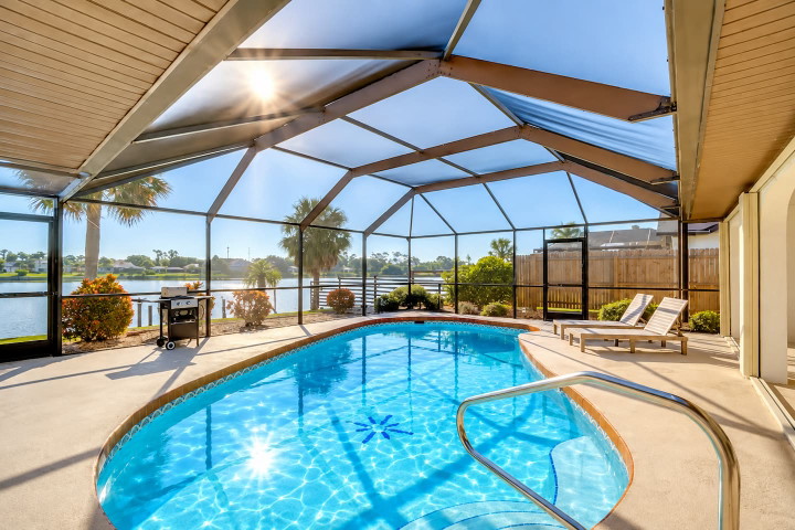 Sunny & Peaceful Lakehouse With Heated Pool - Peace River, FL