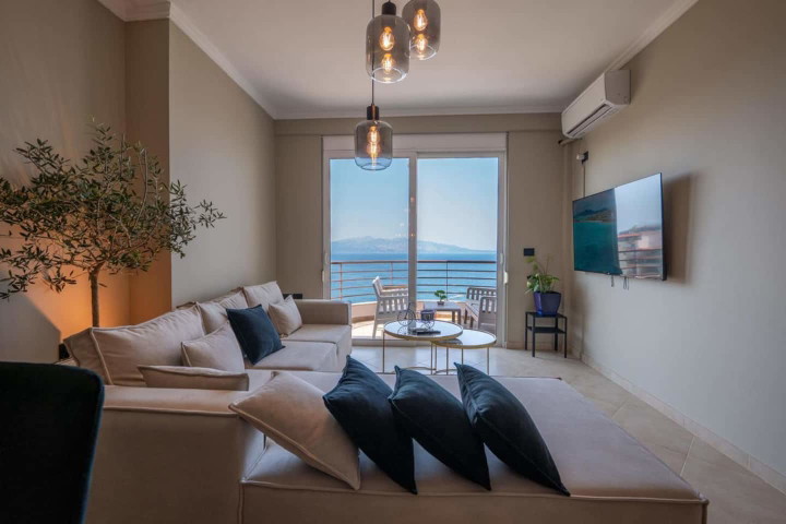 Luxurious Coastal Apartment - サランダ