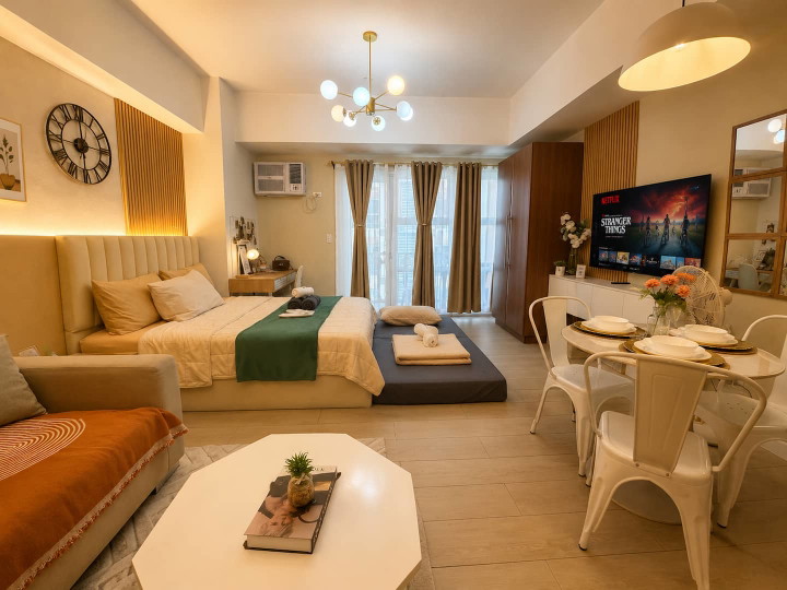 Venice Condo | Netflix + 55" Tv + Balcony - Taguig