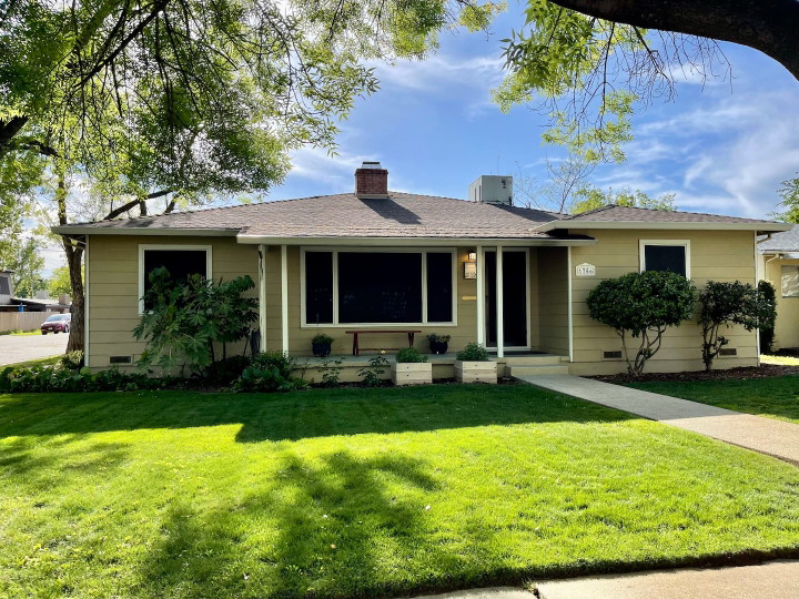 Exquisite Home W/ Pool, Large Vintage Bar & Garage - Redding, CA