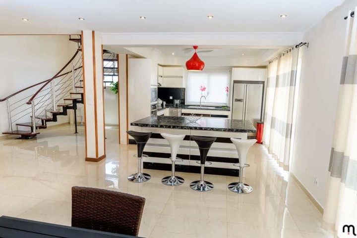 Luxurious Duplex 300m2 With Equipped Kitchen - Madagascar