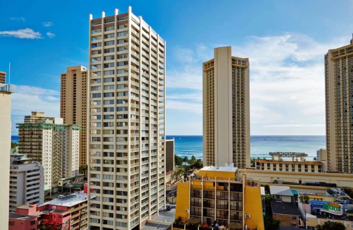 4 Partial Ocean View Studios | Rooftop Pool & Spa - Honolulu, HI