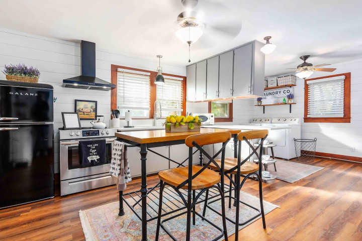 Five Points Farm House Downtown Fenced Yard - 헌츠빌