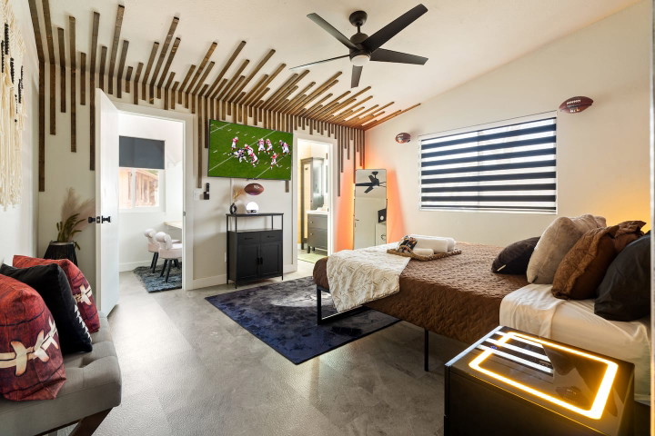 Downtown Sports Getaway: Arcade, Yard Tv, Fire Pit - Chandler