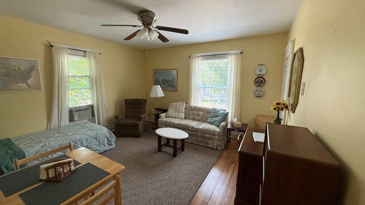 The Oakland Hideaway - A Private Apartment - Topeka, KS