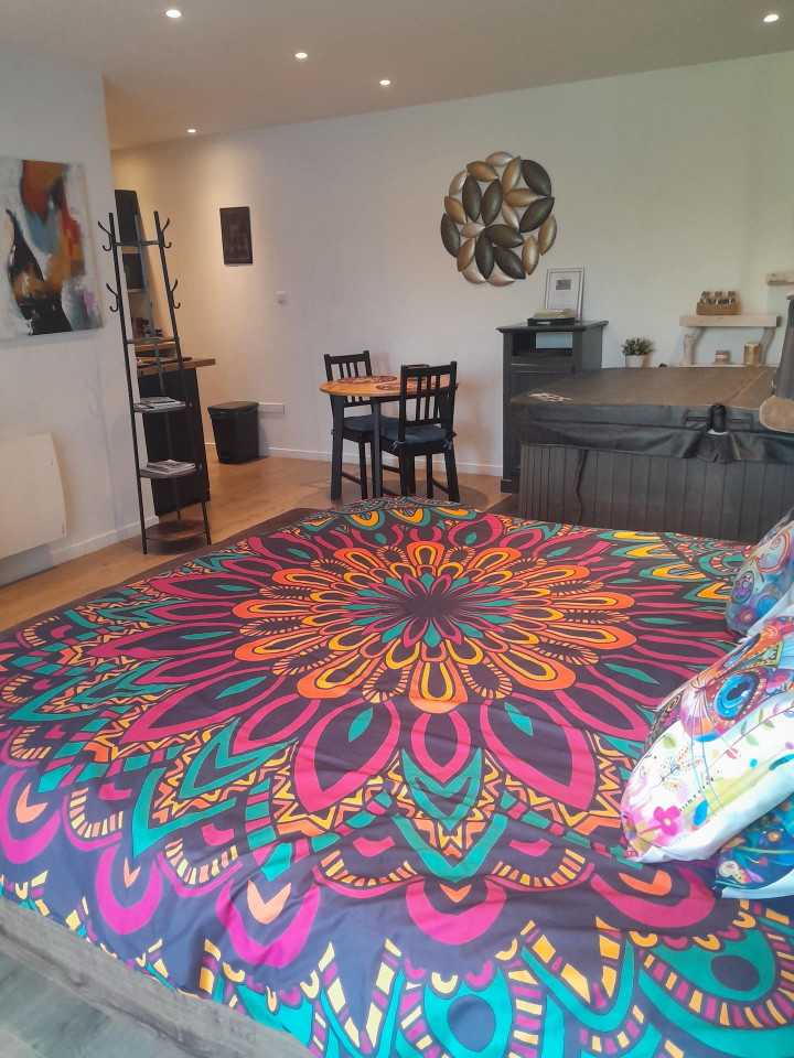 4-star Rated 2-person Gîte With Jacuzzi - Montreuil