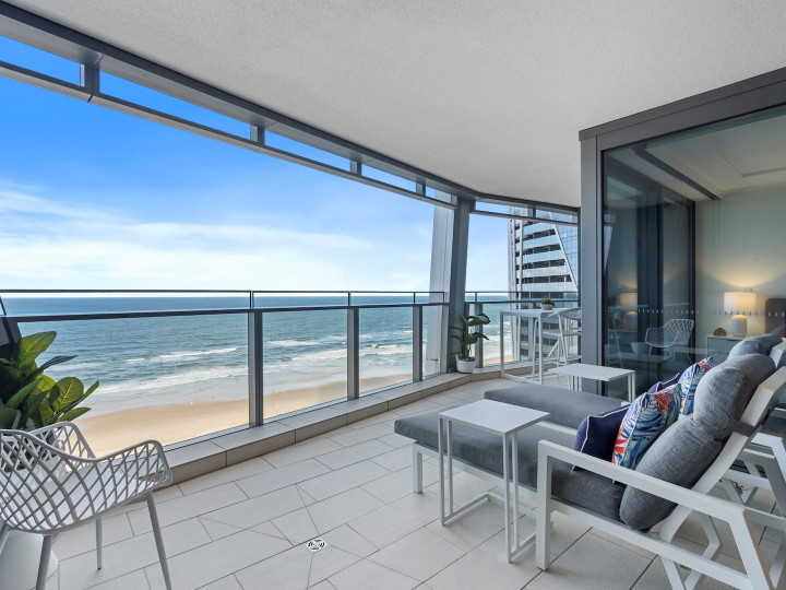 Jewel Realty | Coastal Luxury Retreat With Balcony - Broadbeach