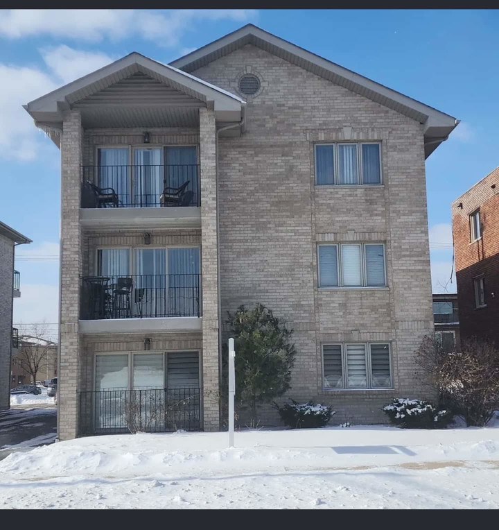Modern 1-bedroom Condo With Private Parking - Worth, IL