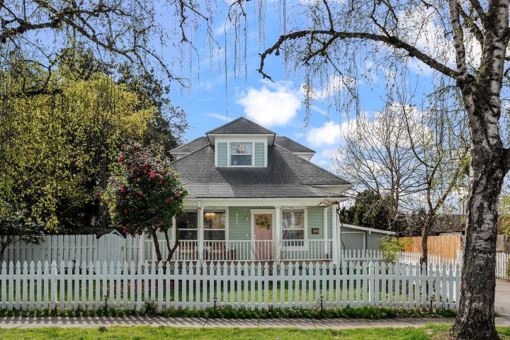 Hot Tub, Bikes, Walk Downtown At Historic Home - Dundee, OR