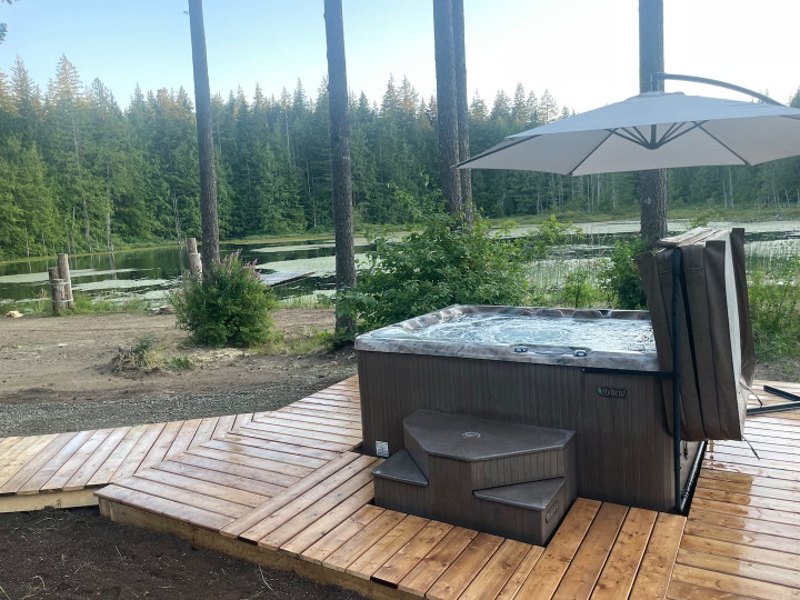 Menzie's Lakefront Retreat - Vancouver Island