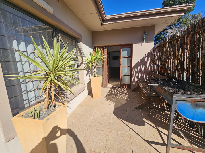 Big Unit With 2 Rooms And Living Area - Bloemfontein