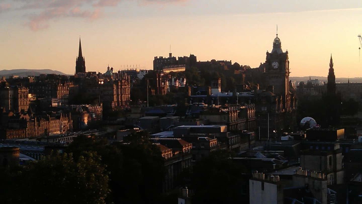 2 Bed Royal Mile Apartment - Edinburgh