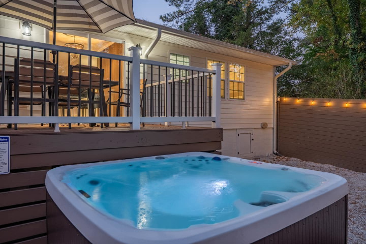 Private Hot Tub, Backyard Movies, Fire Pit & Games - Raleigh, NC