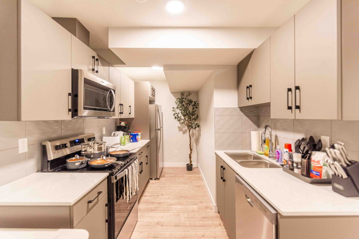 *Keswickdream*1 Bedroom Legal Basement Suite At Sw - Edmonton, Canada
