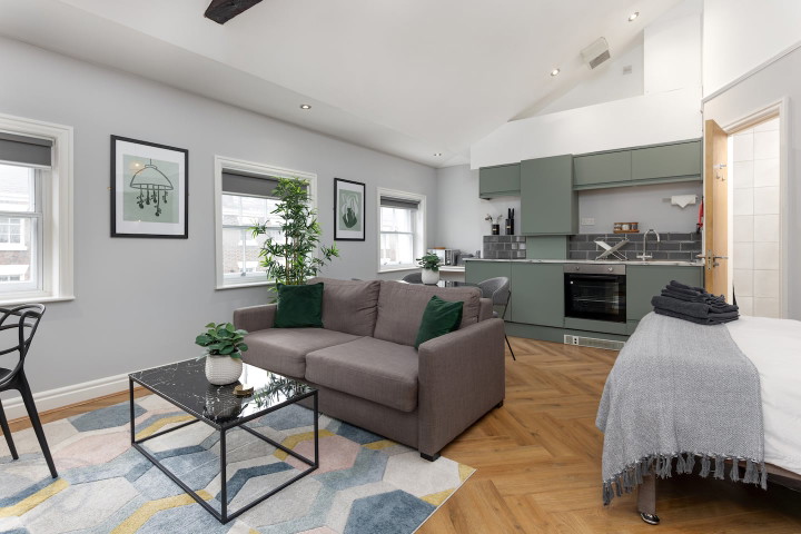 Newly Renovated Airy Studio - Wirral