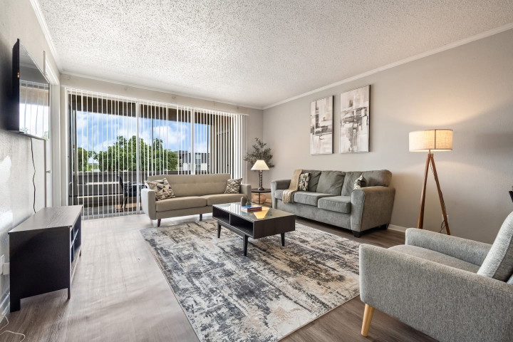 Spacious 2br Near Nasa | Pool, Balcony & Wifi - Kemah, TX