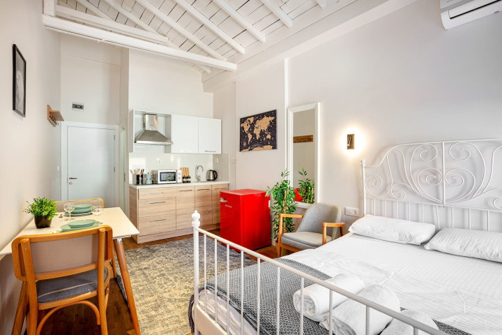 Specious Apt. With High Ceilings Best Location - Beyoğlu