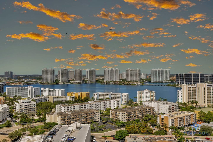 Luxurious Beach Studio| Gym| Balcony - Sunny Isles Beach, FL