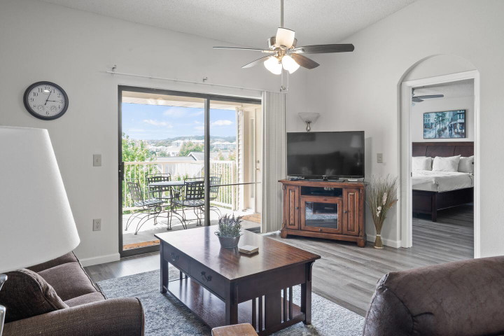 Golf Condo With Balcony, Indoor Pool Access - Branson, MO