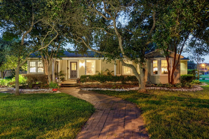 Charming Historic Cottage Near Ocean Drive - Corpus Christi, TX