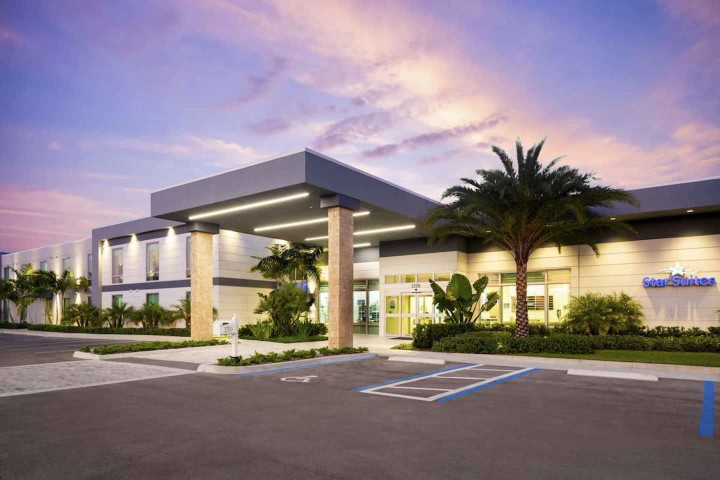All-suite Vero Beach Hotel | Full Kitchen & Pool - Vero Beach, FL