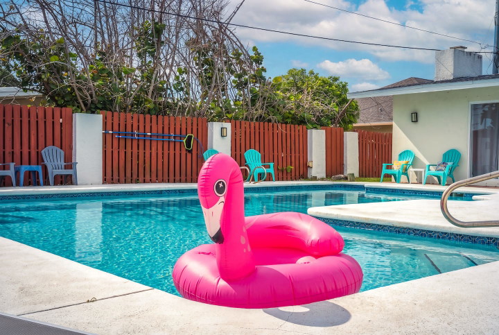 Retro Vibes- Large Heated Pool- Walk To Beach/dwtn - Cocoa Beach, FL