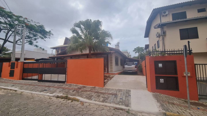 Casa Com 4 Dormitórios Próximo A Praia De 4 Ilhas - Bombinhas