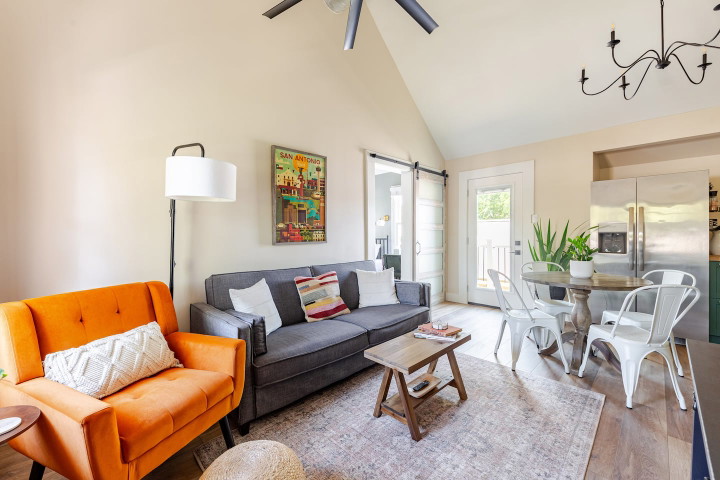 Historic Carriage House-free Parking-near Downtown - San Antonio, TX