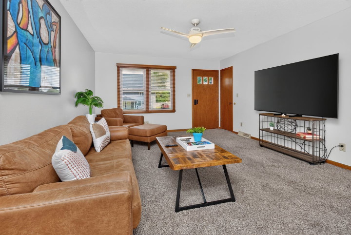 3br Duplex | King Bed, Workspace & Game Room - Ankeny, IA