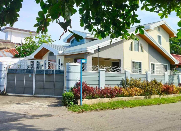 Jresidences - 5 Bedrooms Cozy Home - Bacolod