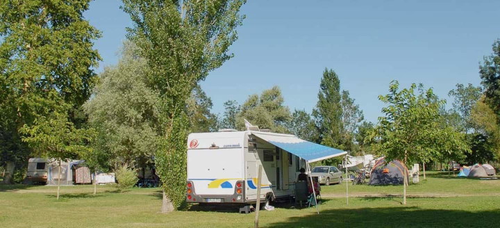 Un Camping Au Fil De L'eau à Chaniers/charente 5 - Charente-Maritime