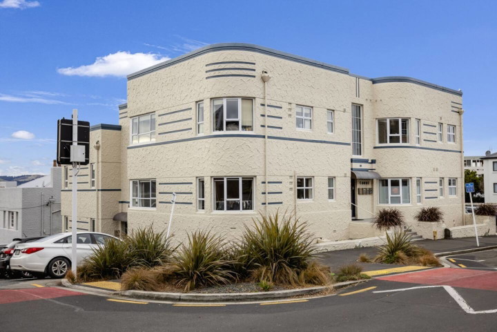The Deco View/ Warm Art Deco Apartment With Garage - Dunedin