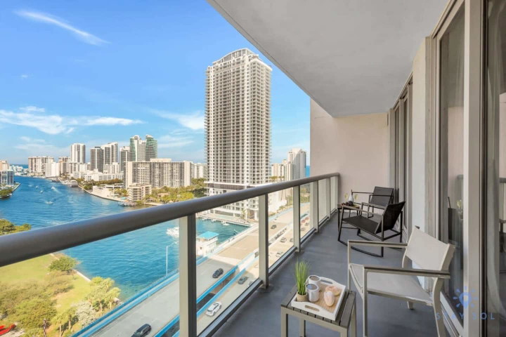 Beautiful Apartment W/ Balcony 1br- Near Beach - Hallandale Beach, FL