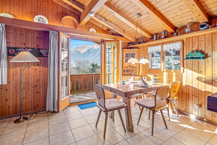 Chalet: Upper Apartment, Views, Parking - Brienz