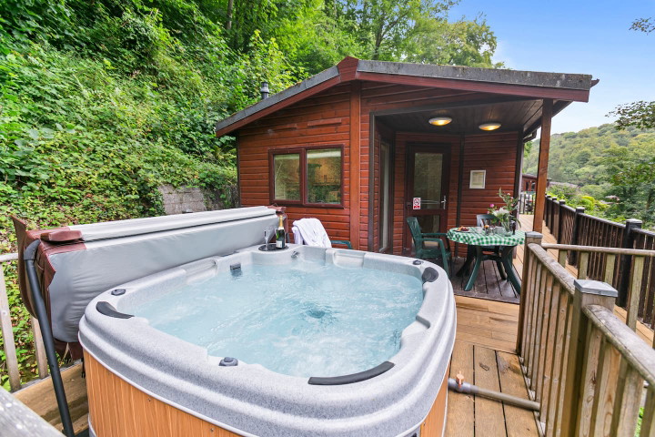 Secluded 2 Bed Lodge With Hot Tub & River Views - Lynton
