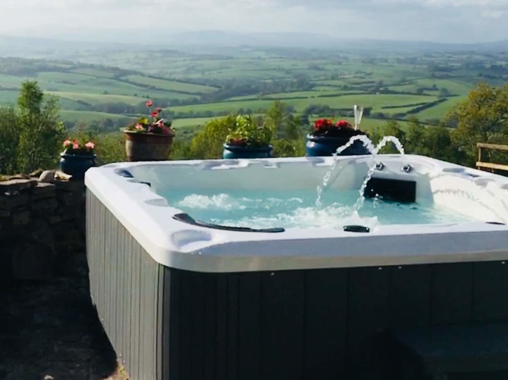 Countryside House With Hot Tub Sleeps 14 - Usk