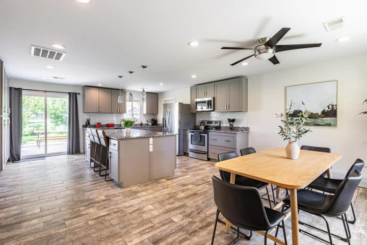 Cozy, Clean And Bright 4br / 2ba Home! Welcome! - Warren, MI