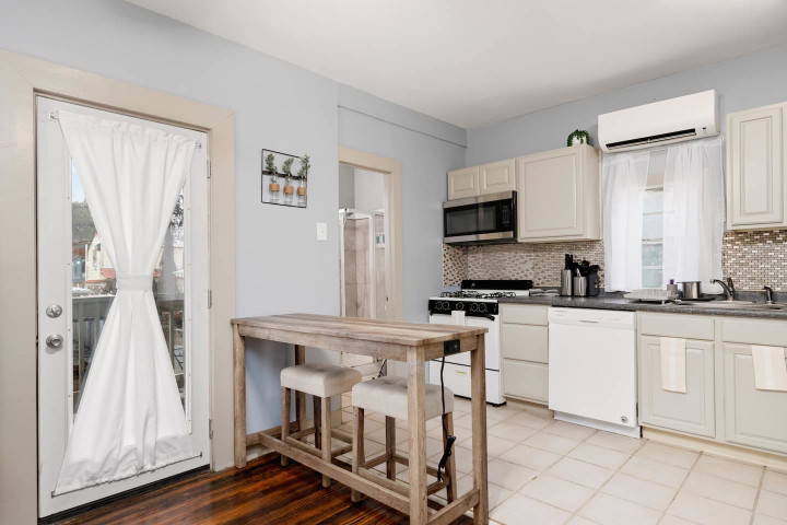 Small Studio Near Pearl |Trinity | Ft Sam Downtown - San Antonio, TX