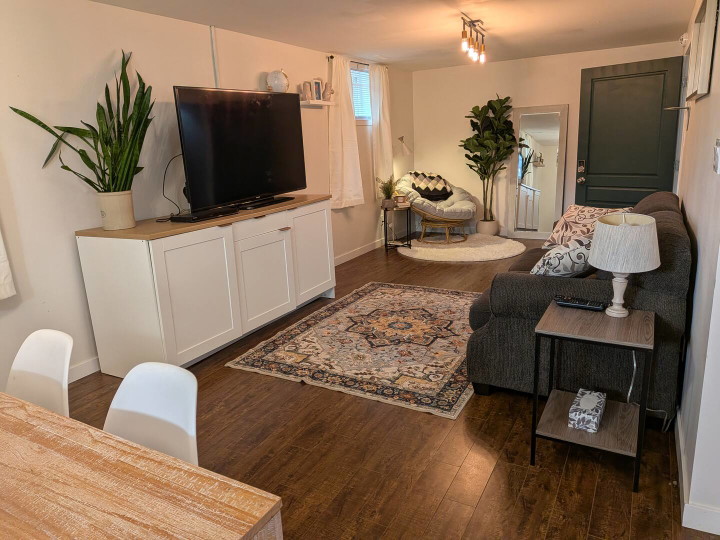 Pale Raven Suite: Full 2 Br Basement Suite - Medicine Hat