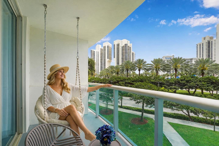Stunning 1br Condo W/pool & Tennis Court - Sunny Isles Beach, FL