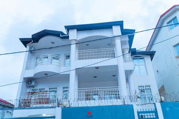 Penthouse De Luxe : 3 Chambres, Salon Tout ÉQuipé - Guinea